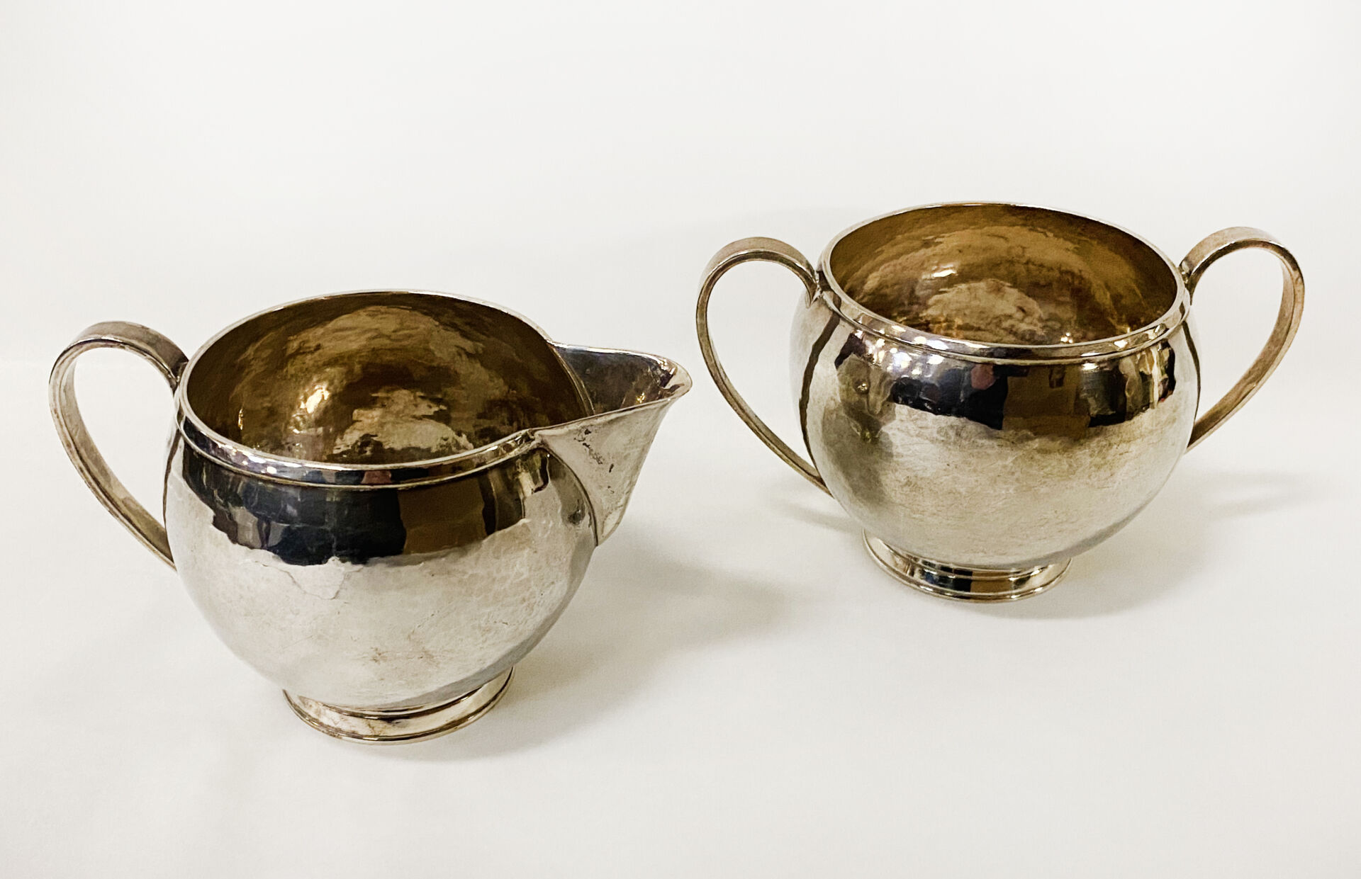 HM SILVER SUGAR BOWL & MILK JUG -APPROX 500 GRAMS - Southgate Auction Rooms