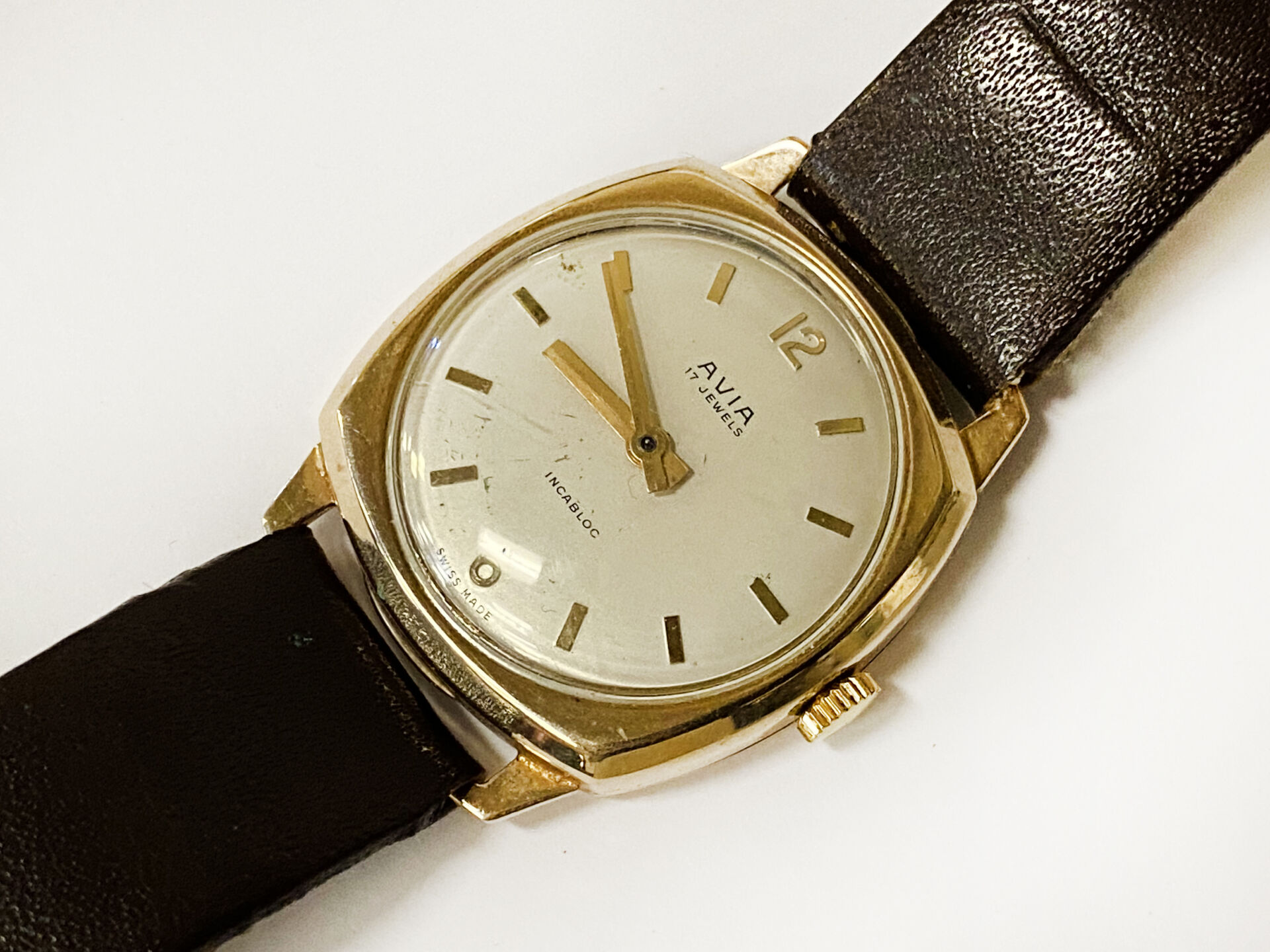 AVIA CUSHION CASED 9CT GOLD WATCH WITH LEATHER STRAP - Southgate ...