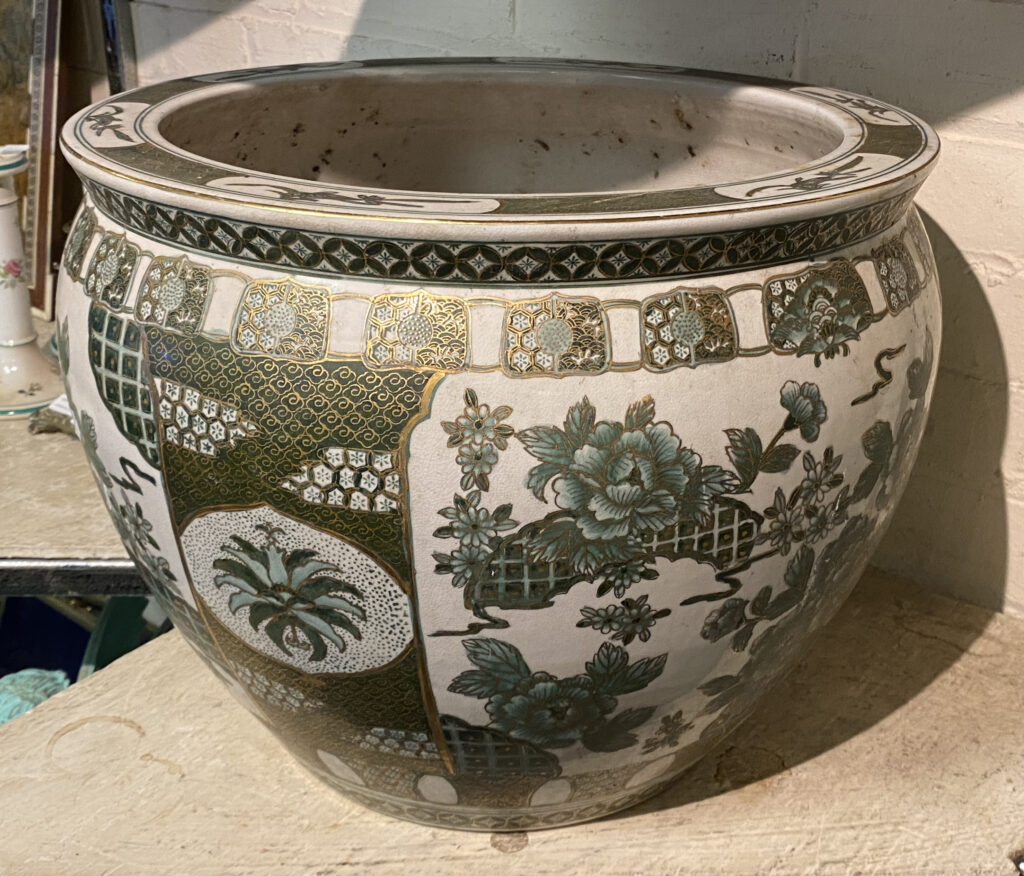 GREEN FLORAL PLANTER - Southgate Auction Rooms