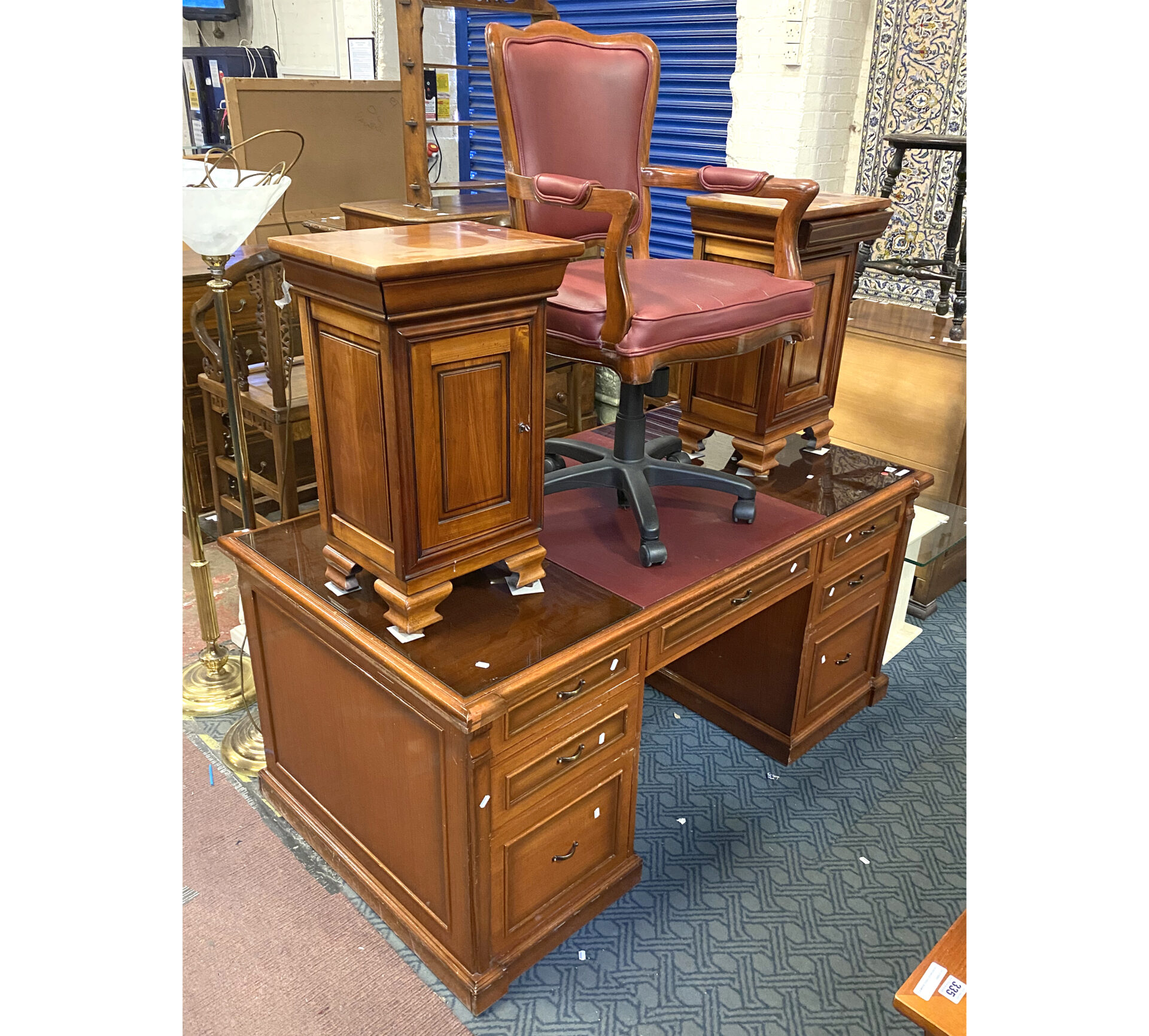 MAHOGANY DESK & SWIVEL CHAIR - Southgate Auction Rooms