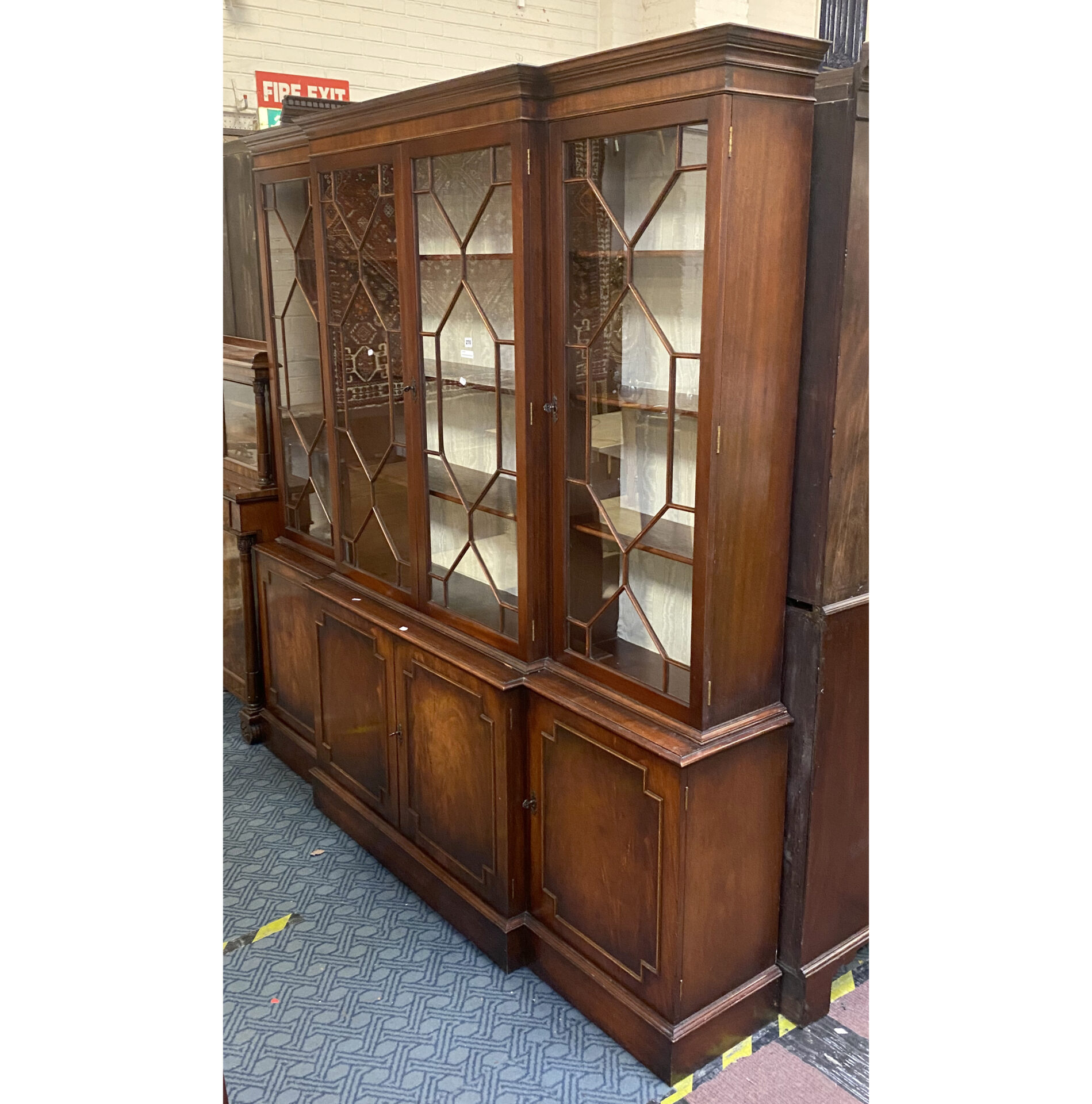 MAHOGANY BREAKFRONT DISPLAY CABINET CUPBOARD - Southgate Auction Rooms
