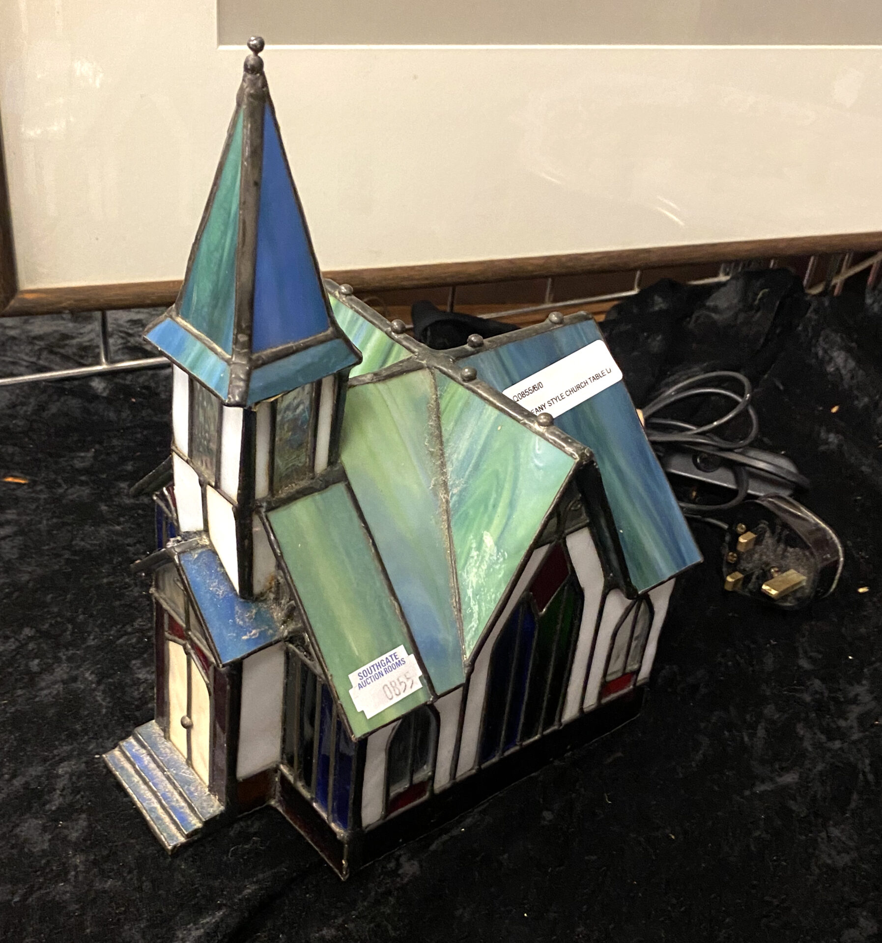 TIFFANY STYLE CHURCH TABLE LAMP - Southgate Auction Rooms