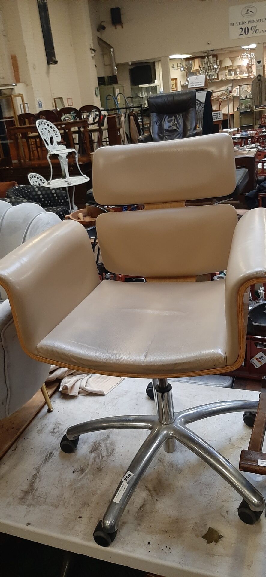 CREAM LEATHER SWIVEL CHAIR - Southgate Auction Rooms