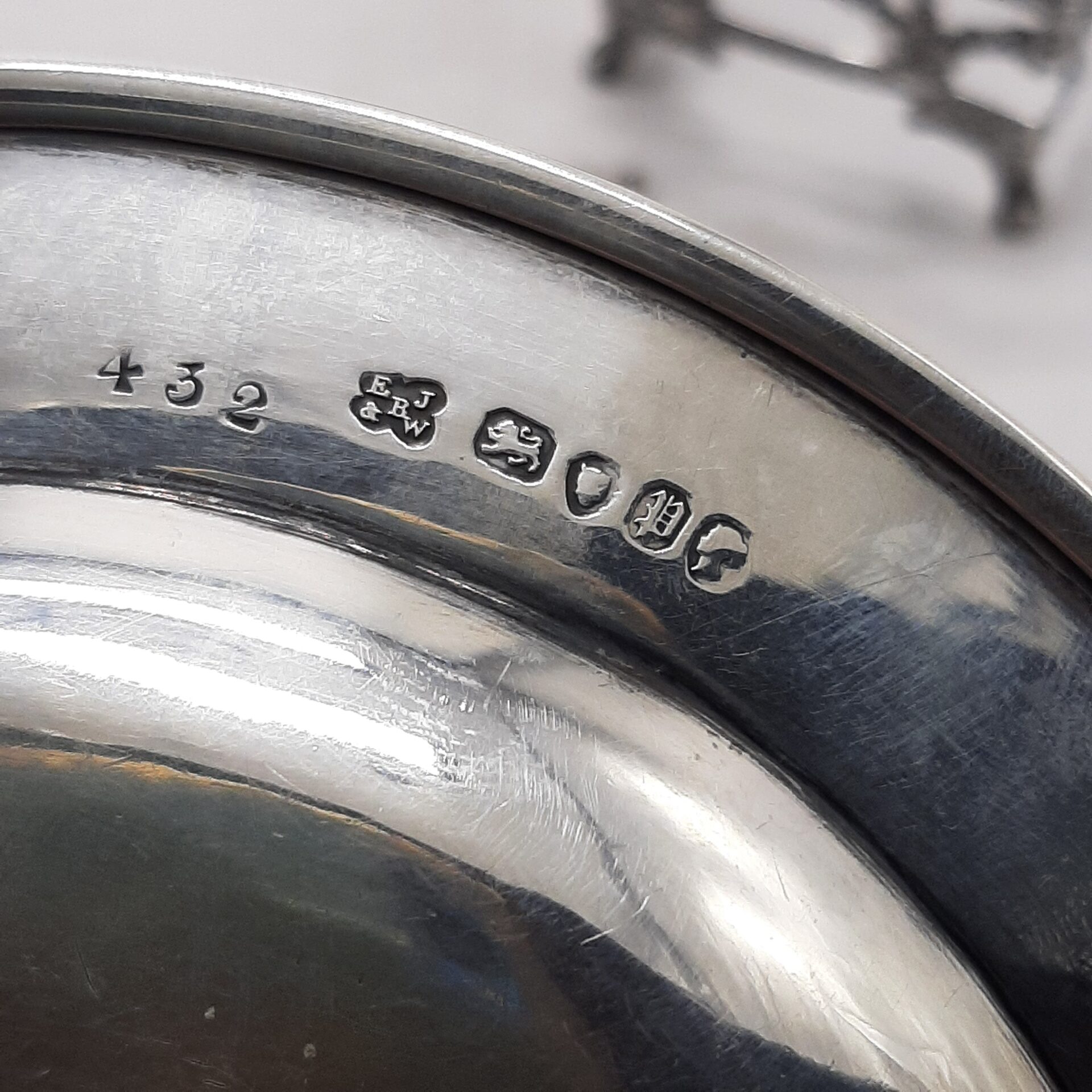 COLLECTION OF HM SILVER ITEMS - APPROX 294 GRAMS - Southgate Auction Rooms