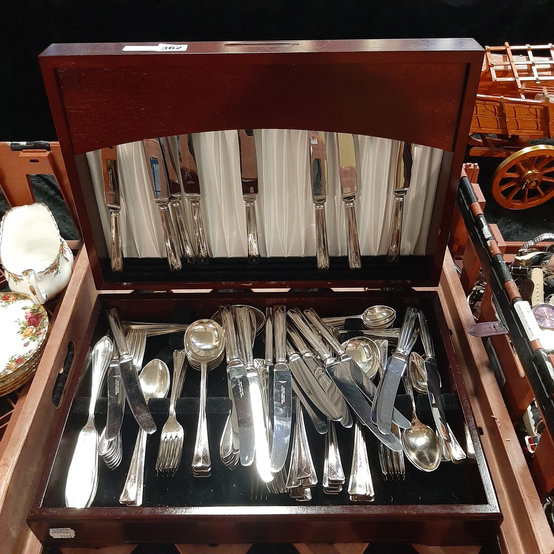 CANTEEN OF CUTLERY - 12 PLACE SETTING - Southgate Auction Rooms