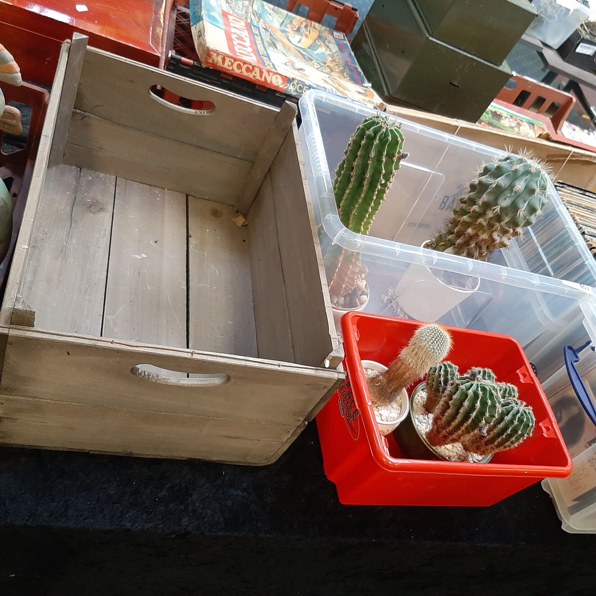 LARGE WOODEN GUINNESS CRATE - Southgate Auction Rooms