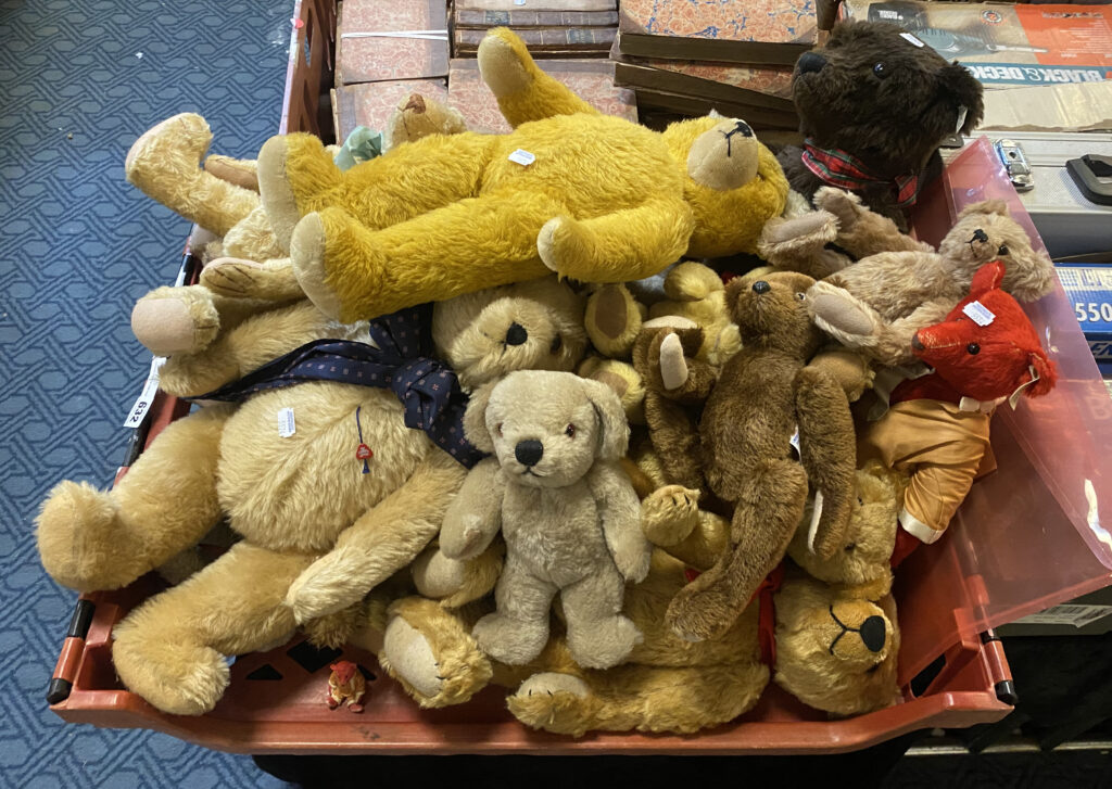 COLLECTION OF VINTAGE TEDDY BEARS INC: 2 STEIFF - Southgate Auction Rooms