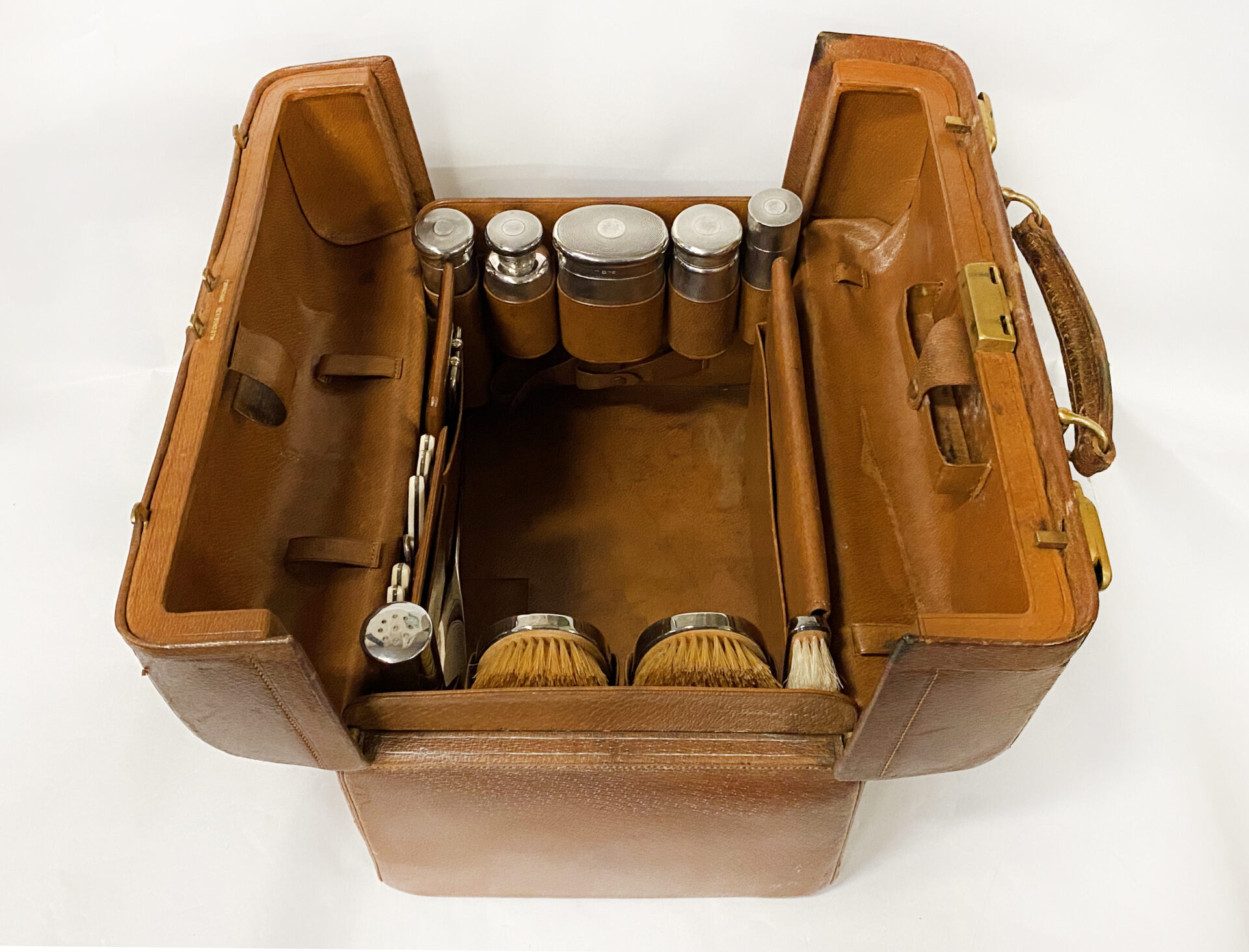 H/M SILVER GENTLEMAN'S TRAVEL VANITY/GROOMING SET HOUSED IN LEATHER ...