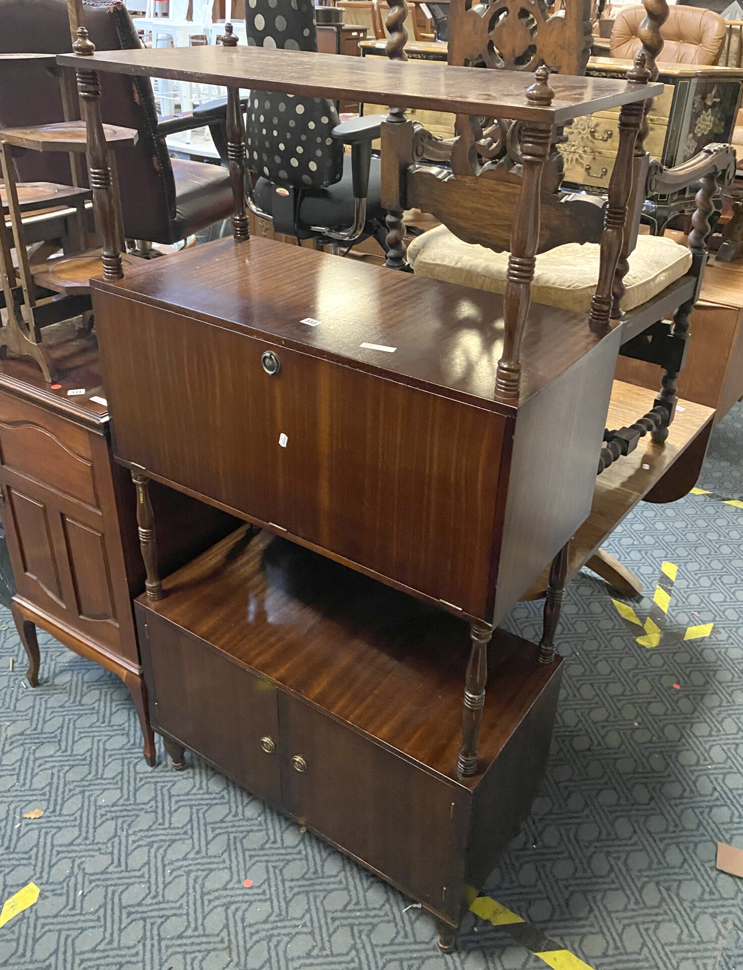 ROOM DIVIDER - Southgate Auction Rooms