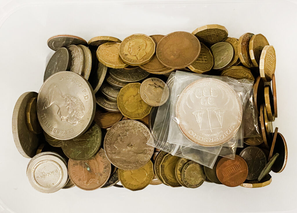 SMALL COLLECTION OF COINS TO INCLUDE ONE TROY OUNCE SILVER COIN ...