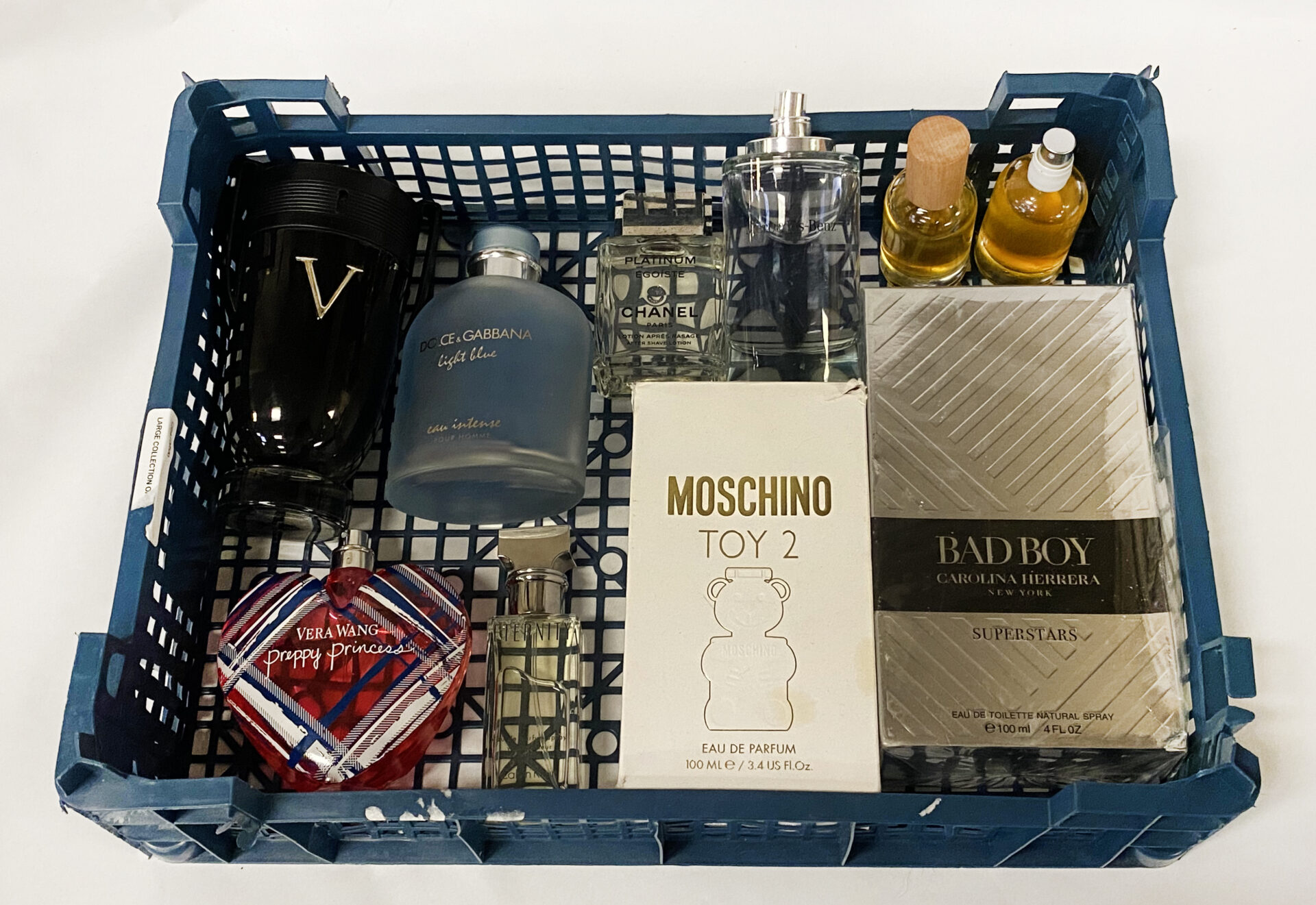 TRAY OF MIXED PERFUME/AFTERSHAVE TO INCLUDE MOSCHINO /INVICTUS/ D & G ...