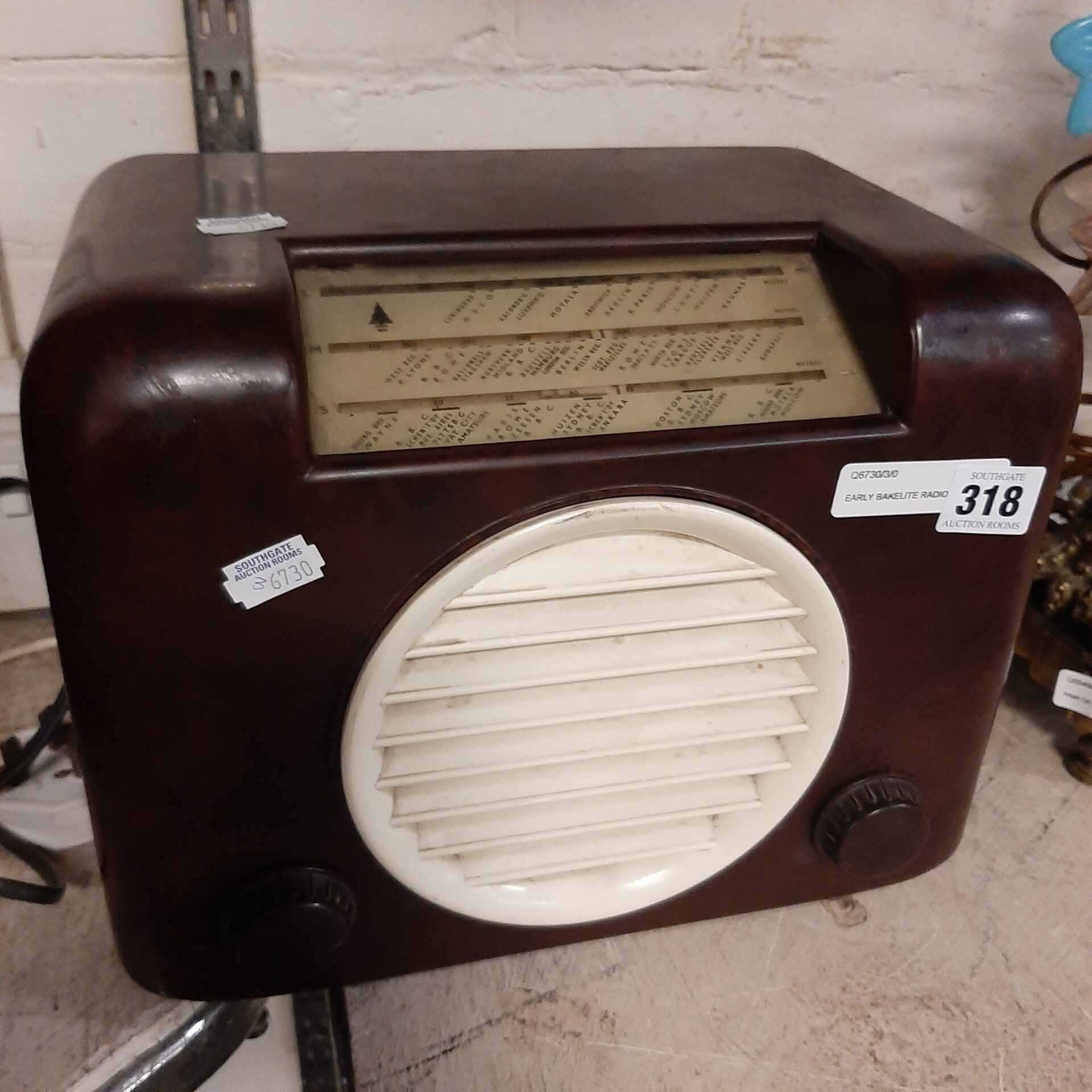EARLY BAKELITE RADIO - Southgate Auction Rooms