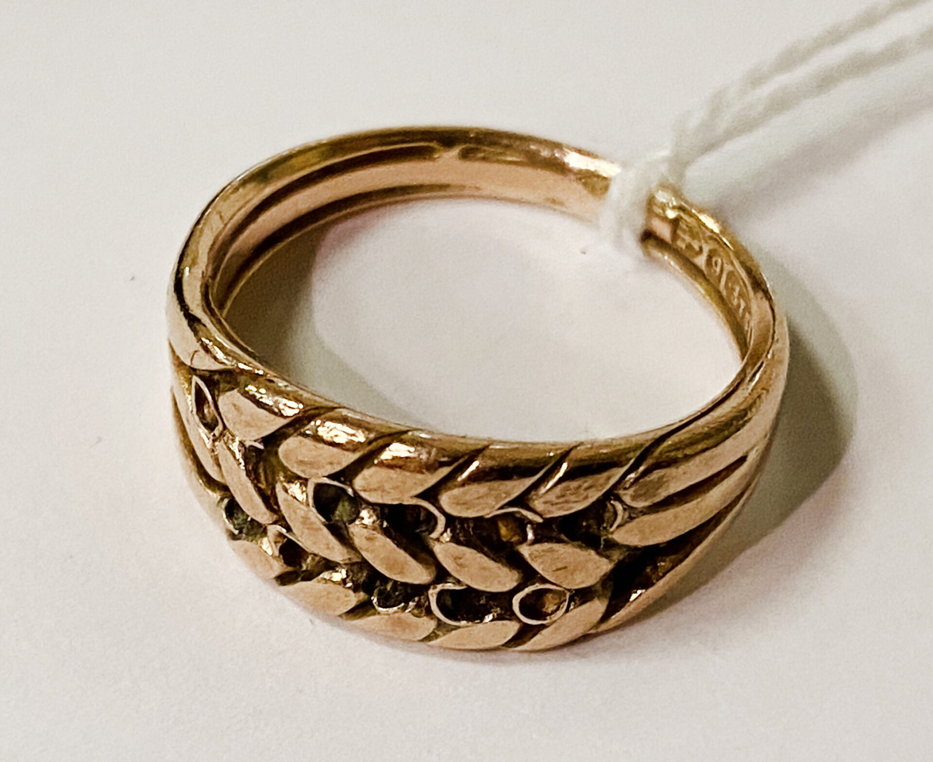 9CT GOLD RING - APPROX 4.9 GRAMS - SIZE O - Southgate Auction Rooms