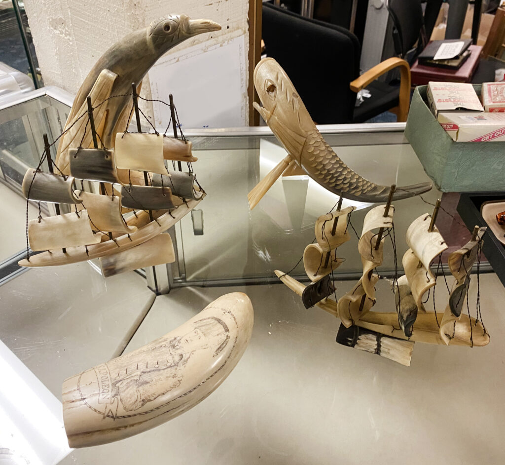 COLLECTION OF HORN/BONE ITEMS TO INCLUDE A FAUX SCRIMSHAW HORN ...