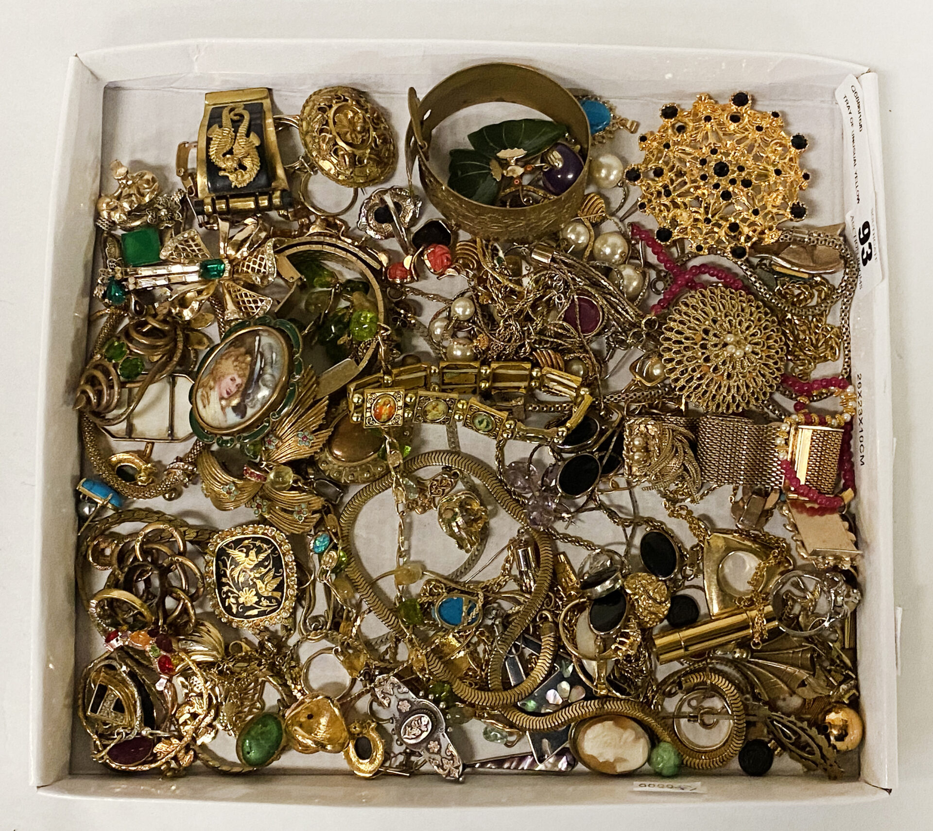 TRAY OF UNUSUAL YELLOW METAL JEWELLERY - Southgate Auction Rooms