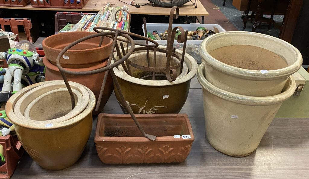 COLLECTION OF PLANT POTS (9 POTS IN TOTAL) - Southgate Auction Rooms