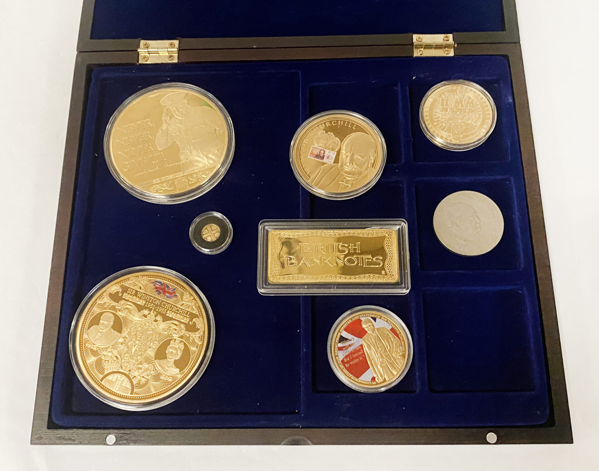 COLLECTION OF COMMEMORATIVE COINS TO INCLUDE A MINIATURE WINSTON ...
