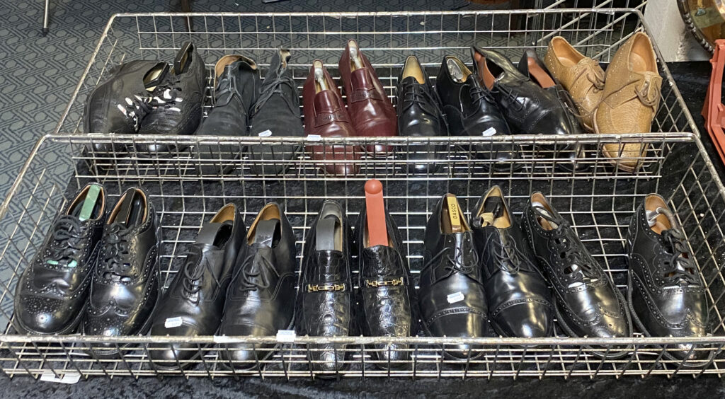TWO TRAYS OF MENS DESIGNER SHOES TO INCLUDE CHEANLY/HARRODS ETC ...